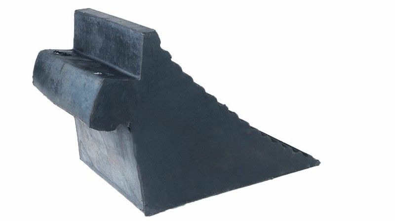 Calzo rueda caucho negro con orificios para sujeción con cadena ...